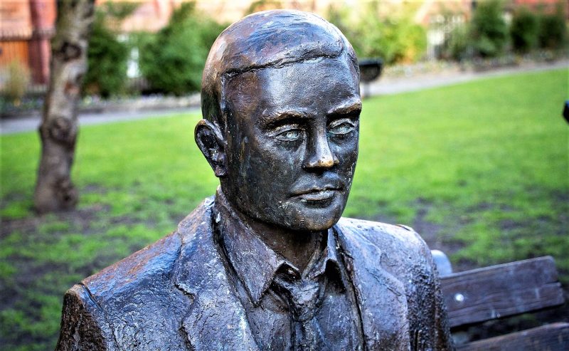 Máquina de Turing | Qué es, características, historia, cómo funciona, usos