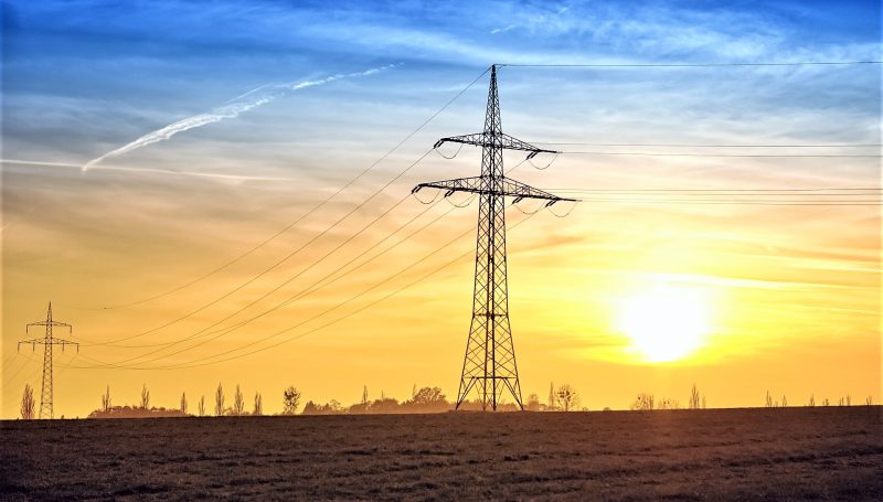 Tensión eléctrica | Qué es, características, función, tipos, cómo se ...