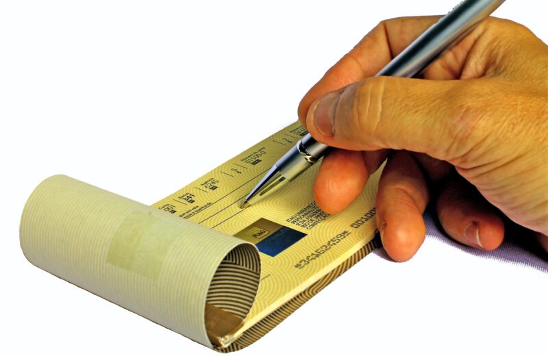 Cheque | Qué es, características, para qué sirve, cómo se cobra, ventajas