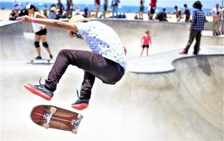 Skate | Qué es, características, beneficios, riesgos, movimientos, estilos
